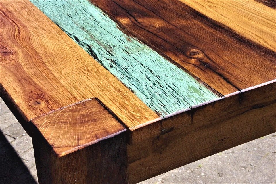 Laca para madera, dónde usarla y diferencia con el barniz