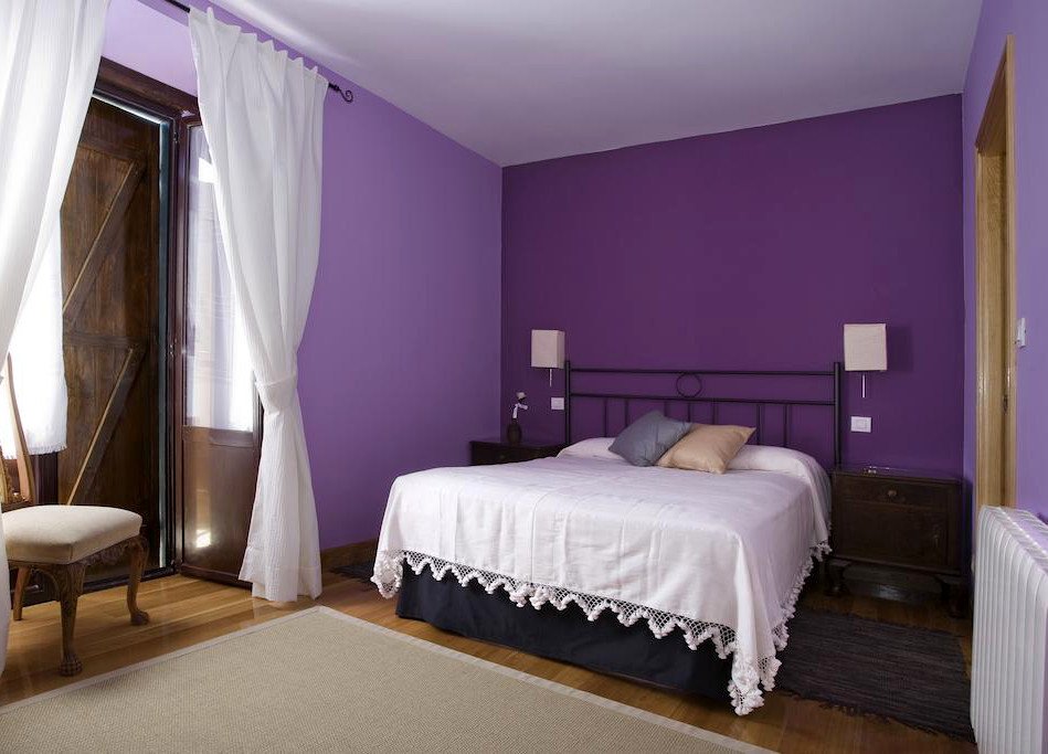 Cómo combinar paredes de un dormitorio en morado o violeta ...
